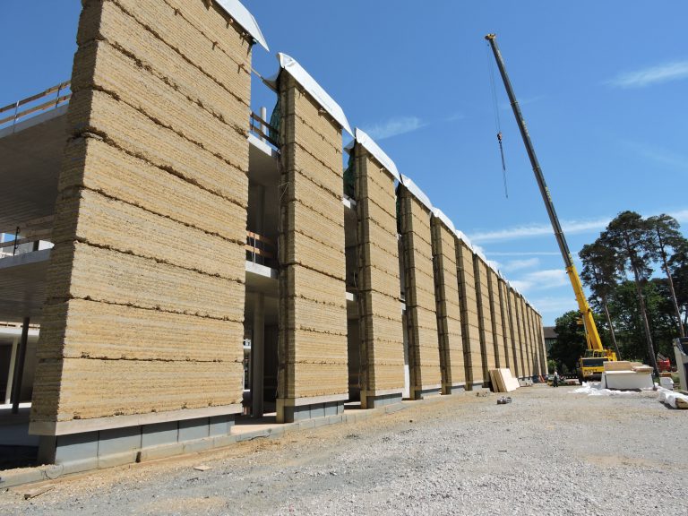 Stampflehm-Fassade Alnatura Welt Darmstadt – ZRS